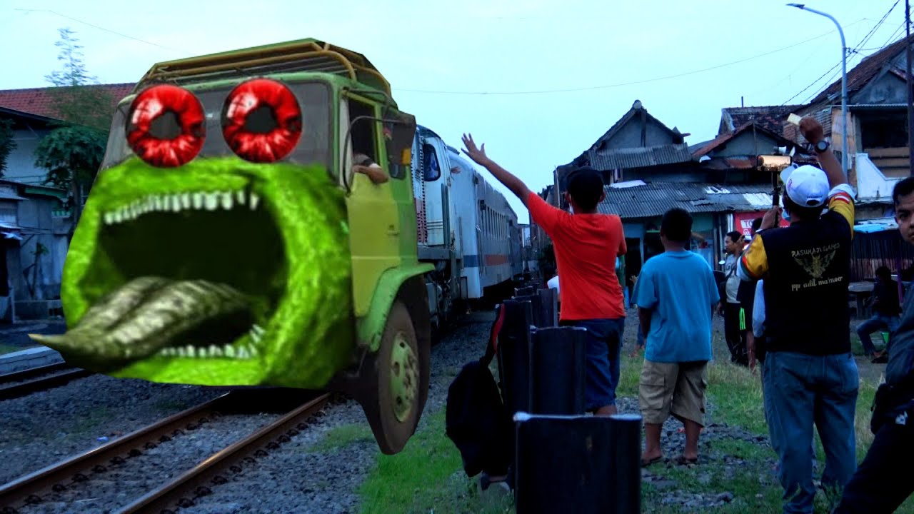 Kereta Api Kepala Truk Exe Hijau Mau Lewat😬🤣 - YouTube Kereta Api Kepala Truk Exe Hijau Mau Lewat😬🤣 - YouTube