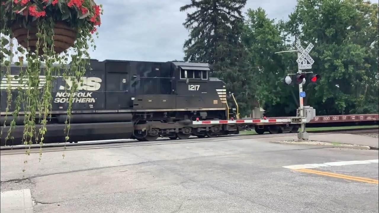 Ns manifest train with a horn show Olmsted Falls,Ohio - YouTube