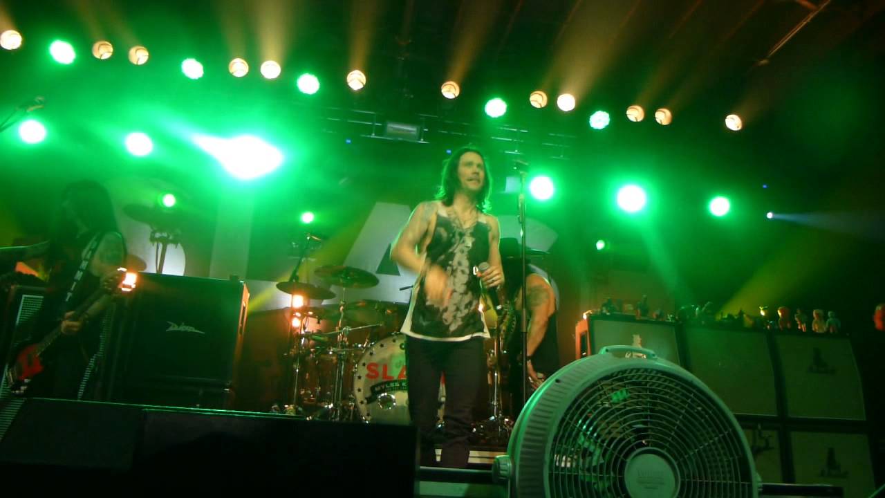 Slash/ Myles introducing the band/ Intersection - YouTube