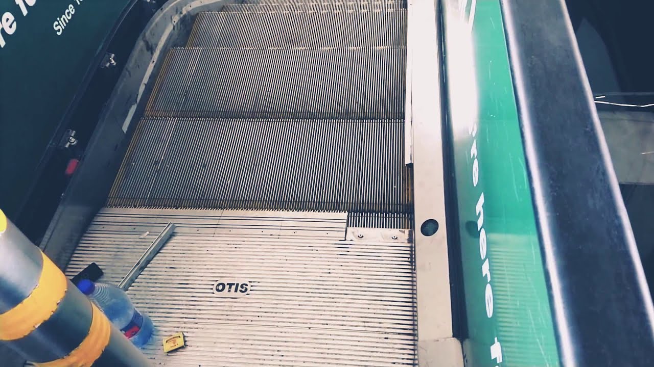 Fixing damaged escalators in 23 minutes - YouTube