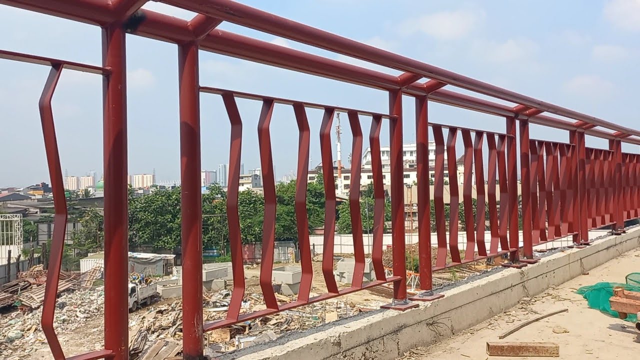 Pagar railing concourse sudah banyak yg terpasang & pekerjaan facade ...