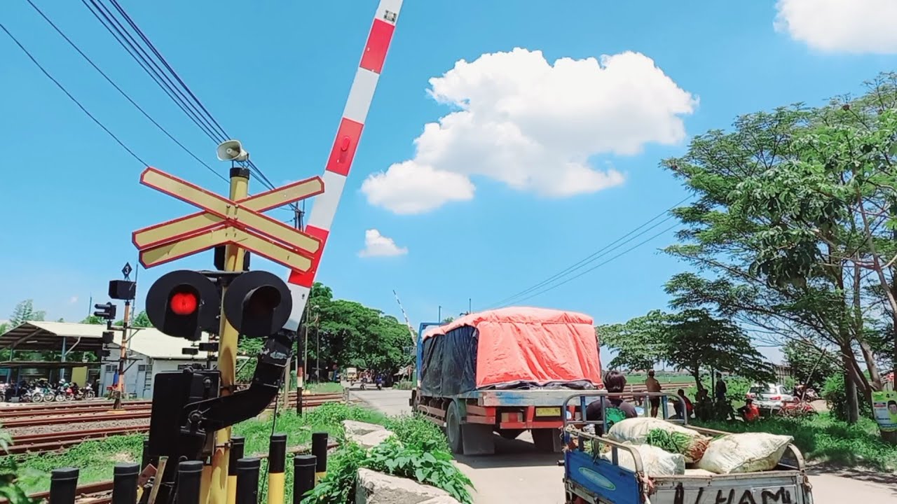 Railroad Crossing Indonesia || Palang Perlintasan Kereta Api || Video ...