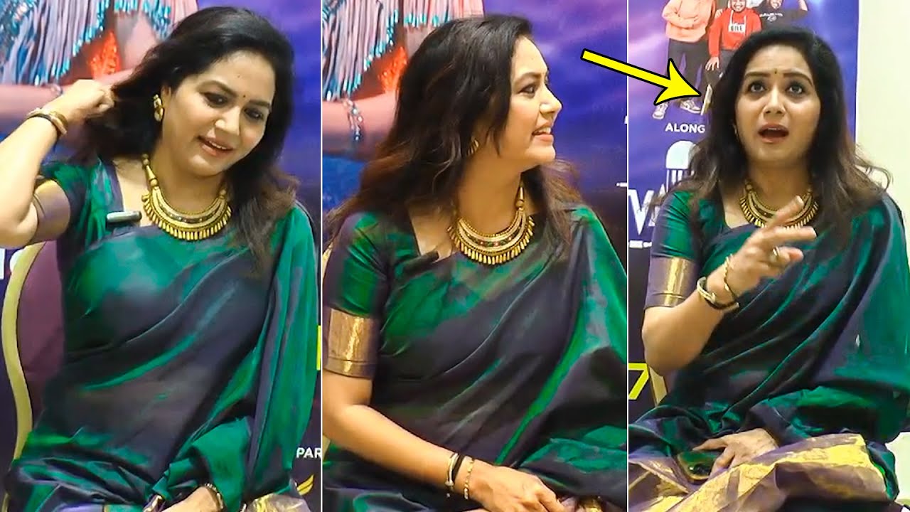 Singer Sunitha Superb CUTE Visuals At Music Concert in Mangalagiri ...