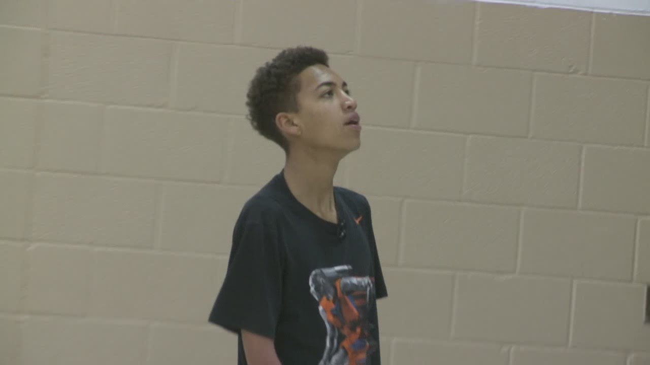 One-armed teen athlete creating a buzz - YouTube