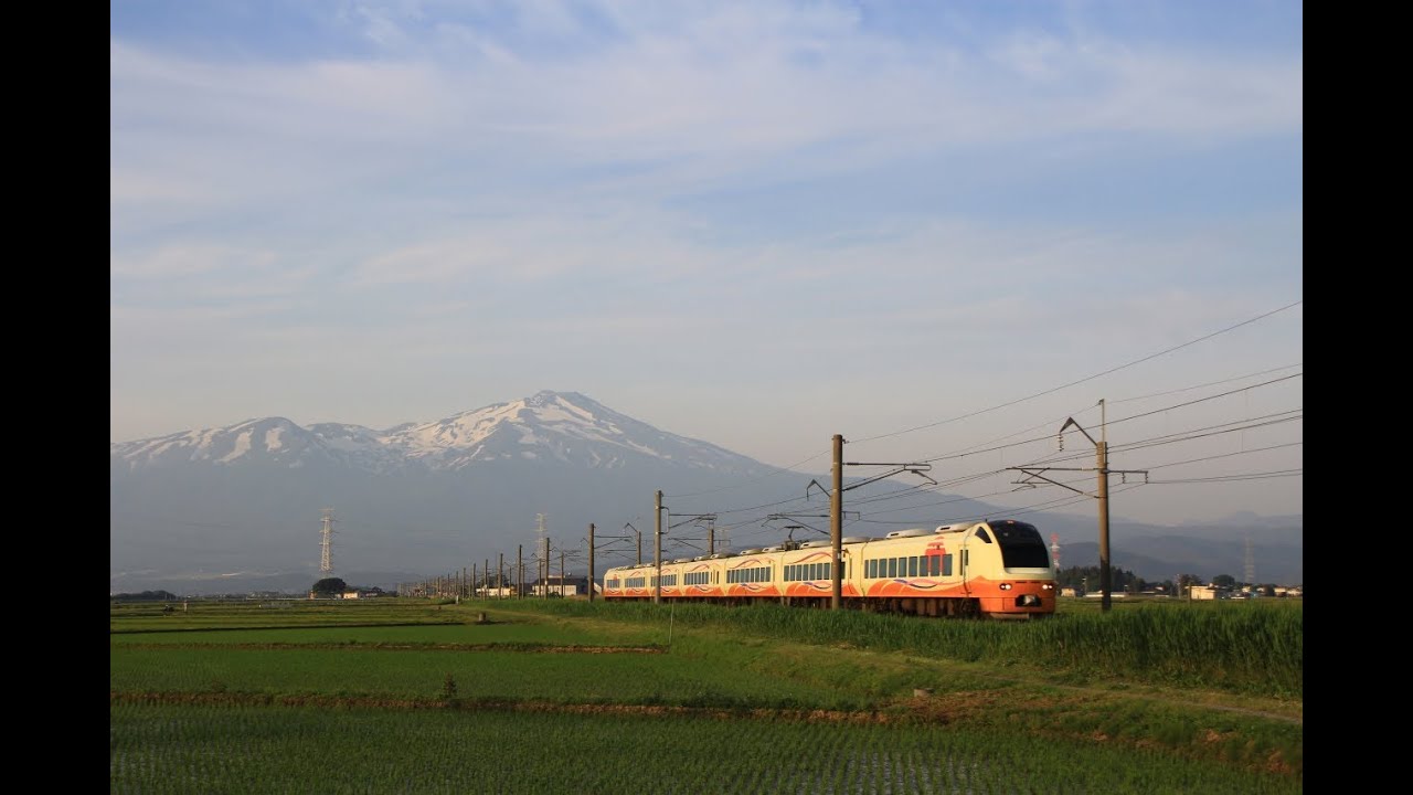 485系R編成とE653系特急いなほ 羽越本線 鳥海山と田植え後の水田 - YouTube