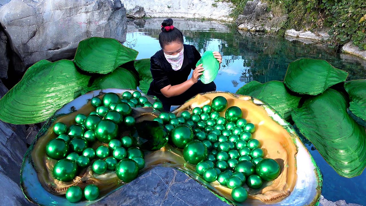 😱🎁🎁Pry open the giant green clam, filled with enchanting green pearls ...