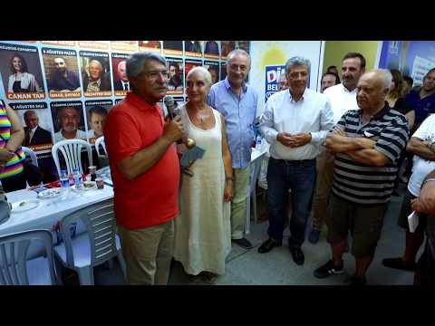 13. Altınkum Yazarlar Festivali Fikri Sağlar'a plaketi Serap Sağlar takdim etti.