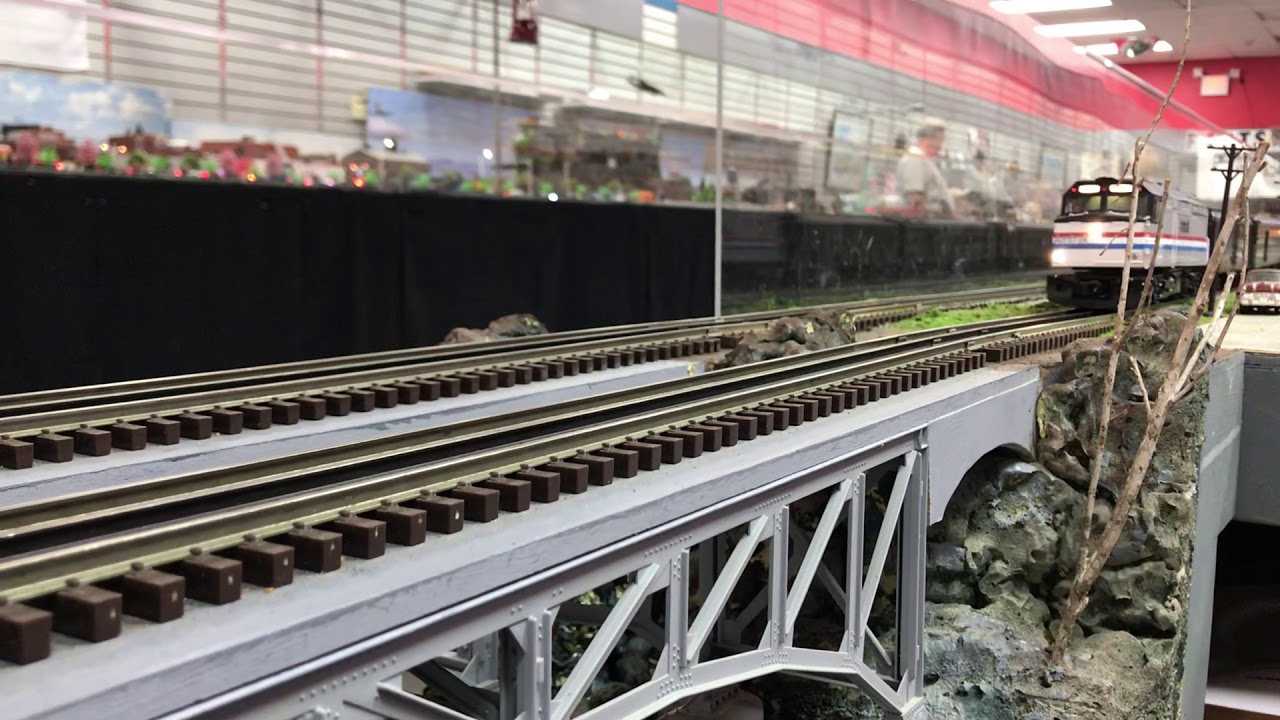 MTH premier Amtrak F40ph - YouTube