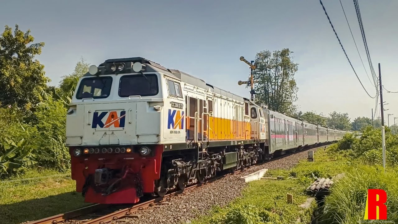 Jam Lintas Padat Kereta Api Pagi Lintas Timur di Sinyal Masuk Stasiun ...