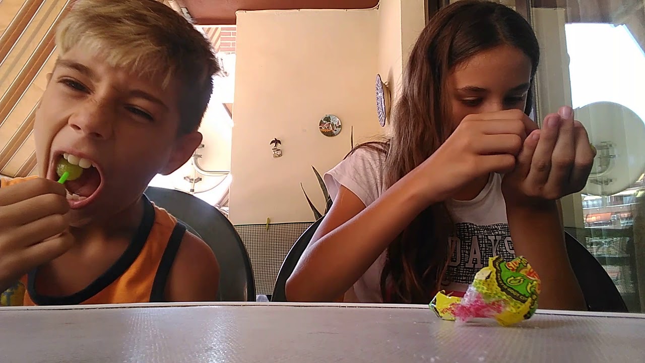 Probando chuches españolas - YouTube