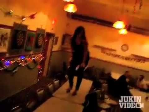 sarhoş kız masadan düştü