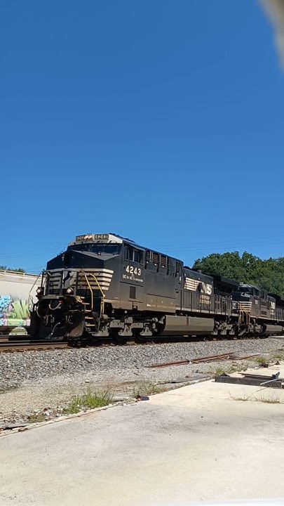 Huge LONG BLAST & Good Speed UP mtn. Norfolk Southern DUO #4243 led BIG NS #153 @rider22 - YouTube