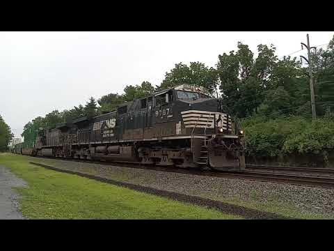 NS 9787 leads an intermodal train in Wyomissing, PA (230) - YouTube