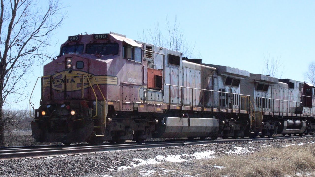 Meet in dark territory on BNSF's Hannibal sub - YouTube