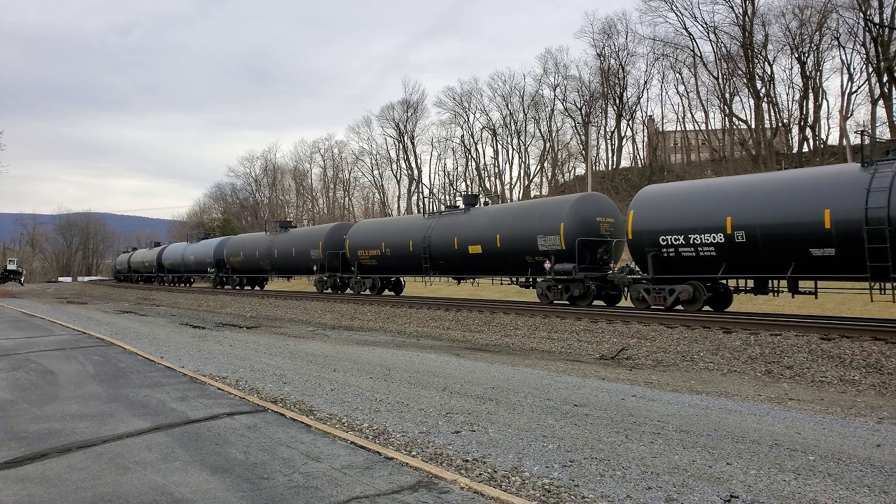 Norfolk Southern / BNSF tanker train at Lewistown Junction - YouTube