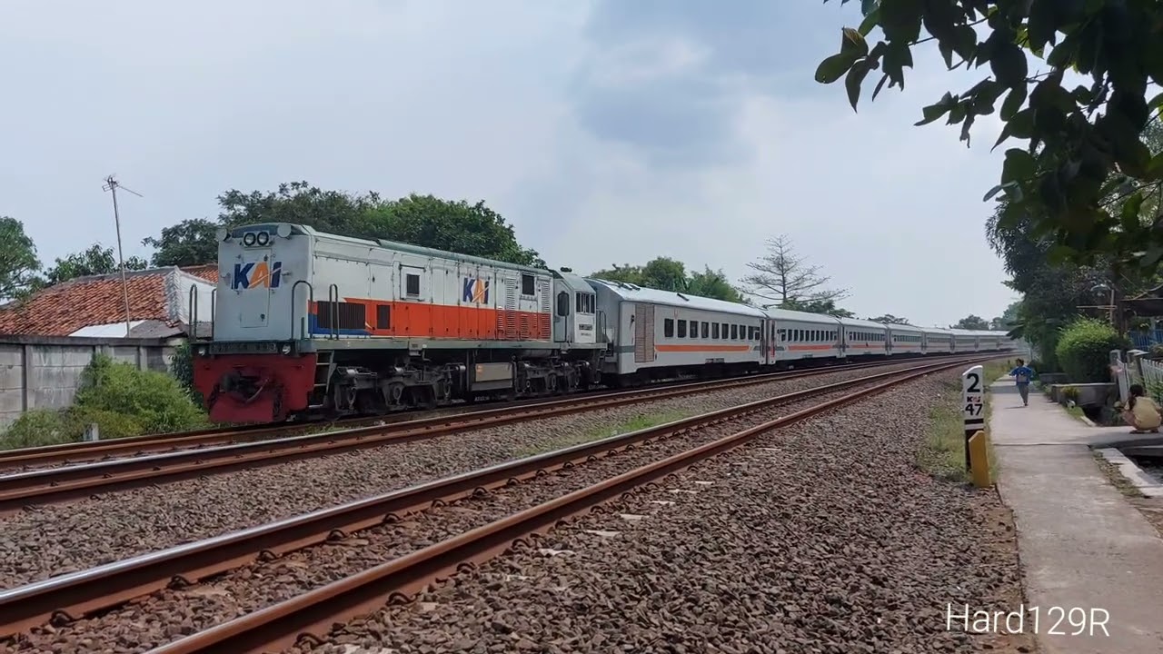KA Walahar dengan Lokomotif CC 201 77 22 BD masuk jalur 4 stasiun ...