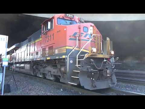 (Southbound) BNSF Job 360 slowly passes through 21ST Street. - YouTube