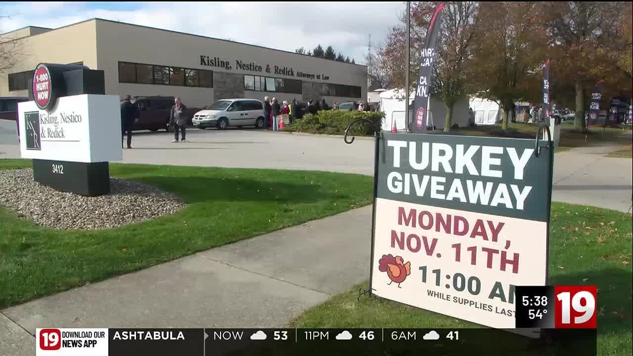 KNR gives away 1,000 turkeys while collecting donations - YouTube
