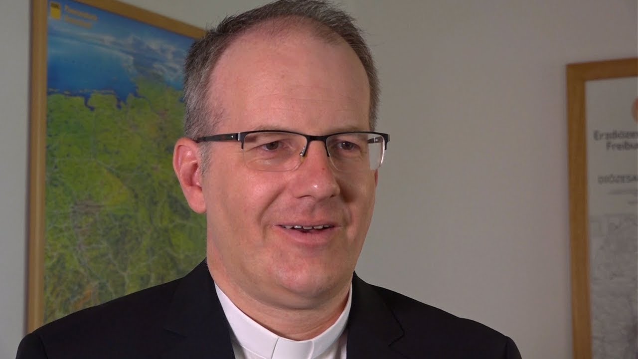 7 Fragen an den künftigen Weihbischof Christian Würtz - YouTube
