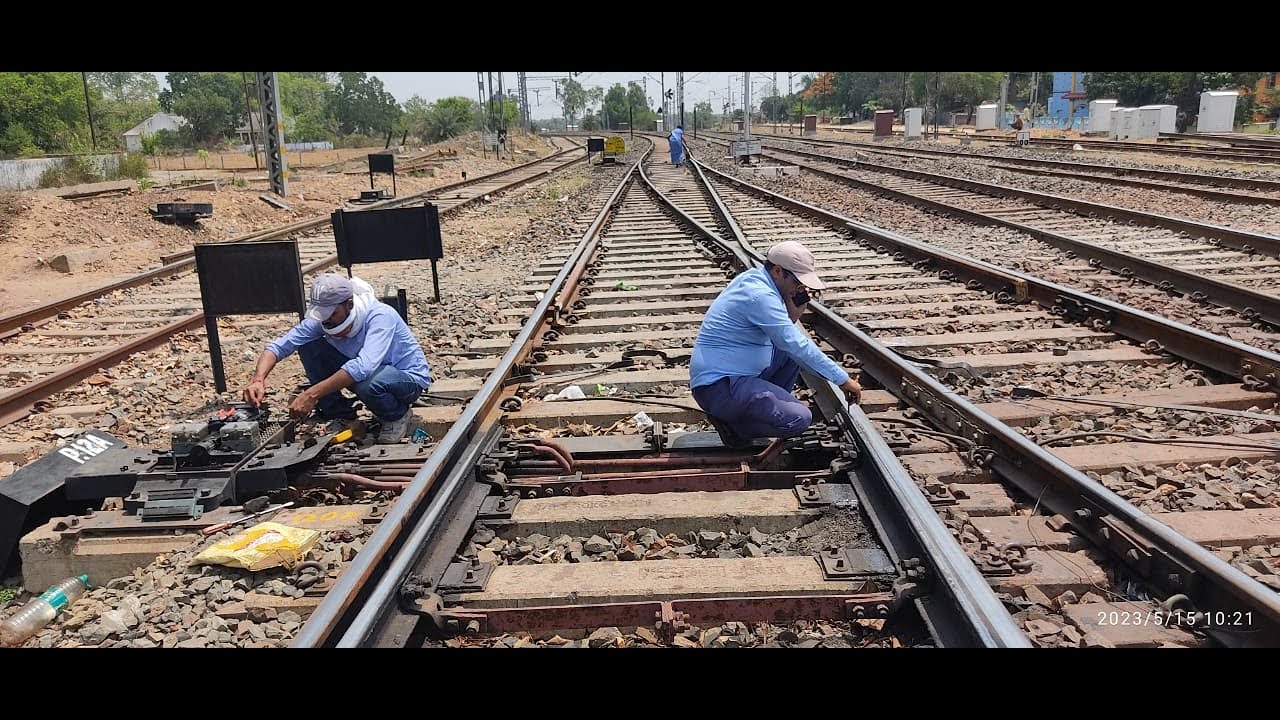 Point clamping for train movement 🚂 @RailwayTechShorts - YouTube