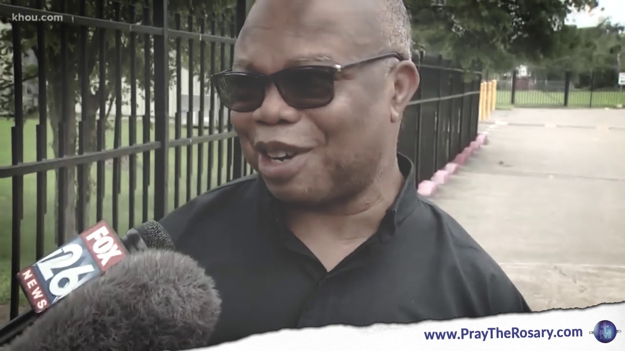 ROSARY VS GUN! PRIEST SAVED WHILE PRAYING ROSARY. GUN FAILS 3 TIMES ...