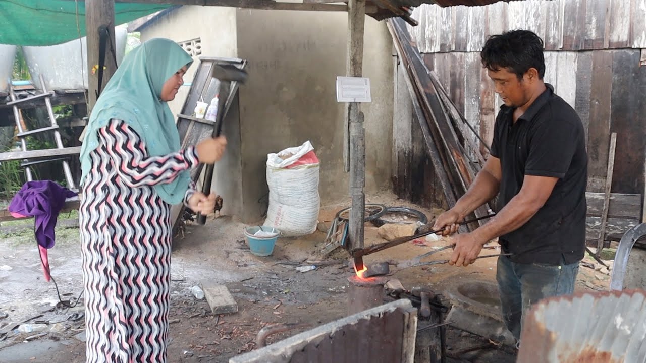 Blacksmithing - Forging A Strange AXE From A Strange Big AXLE - YouTube