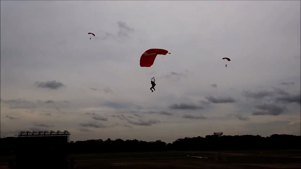 RSAF Open House 2016 Red Lions Parachute Team - YouTube