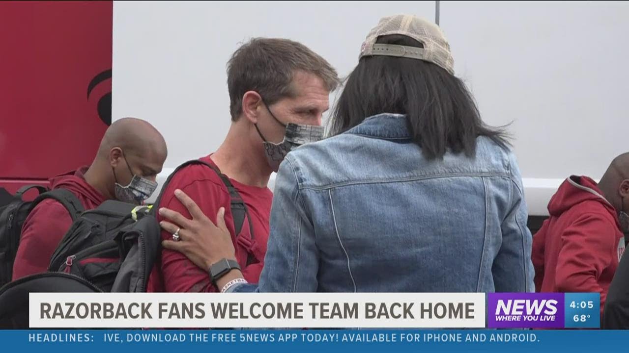 Razorback fans welcome Men's basketball team home after Elite Eight ...