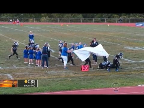 Mighty Mite football players struggle to break through banner - YouTube
