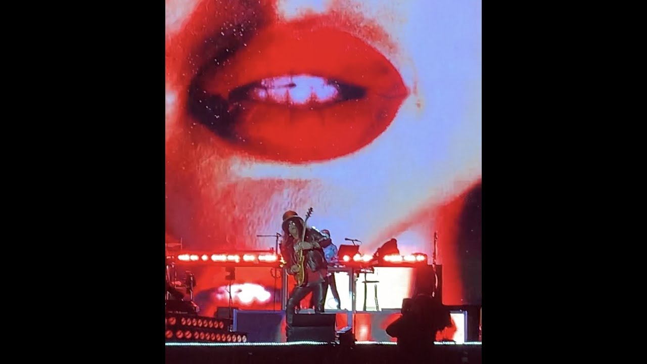 ROCKET QUEEN - Guns N'Roses Curitiba 2022 - YouTube