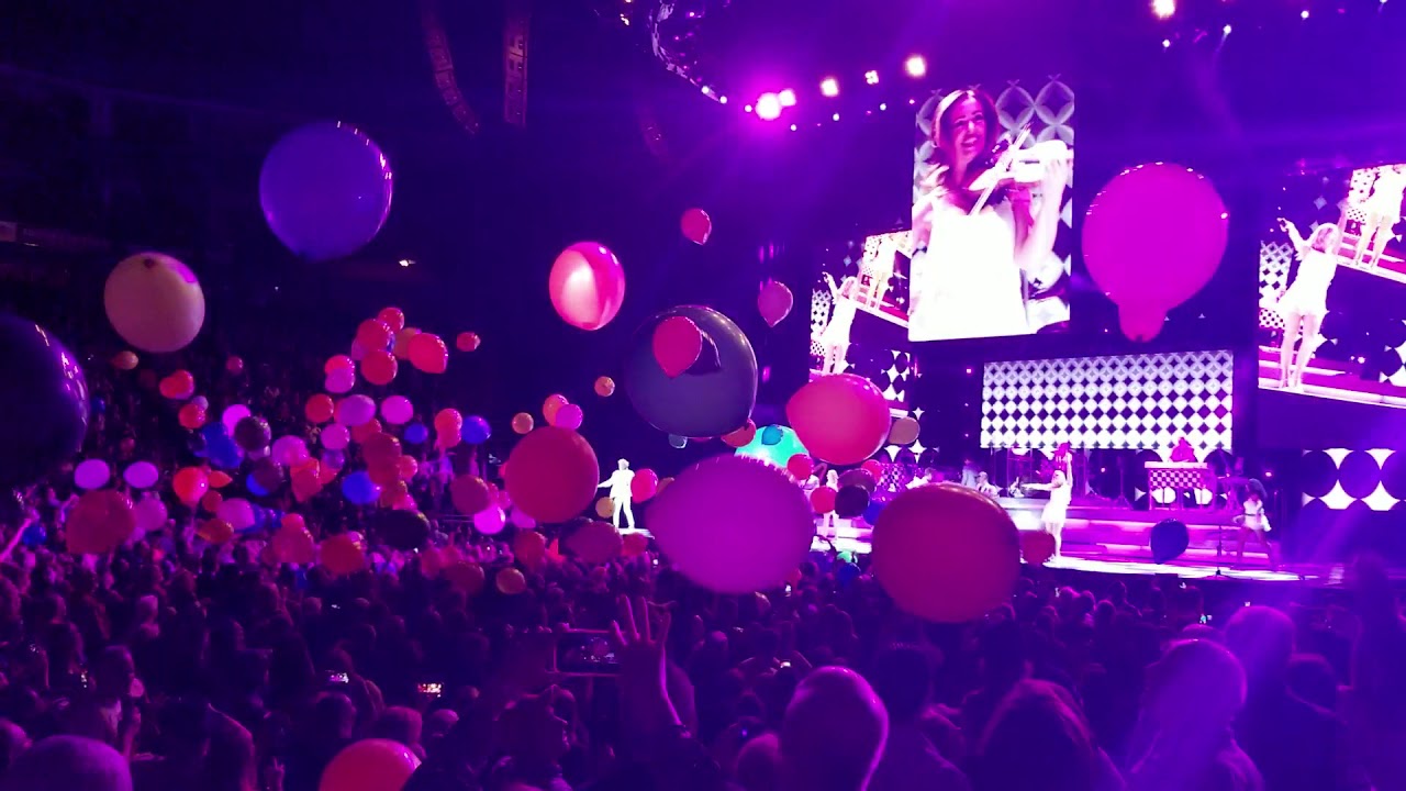 Rod Stewart KC Oct 16th balloon drop - YouTube