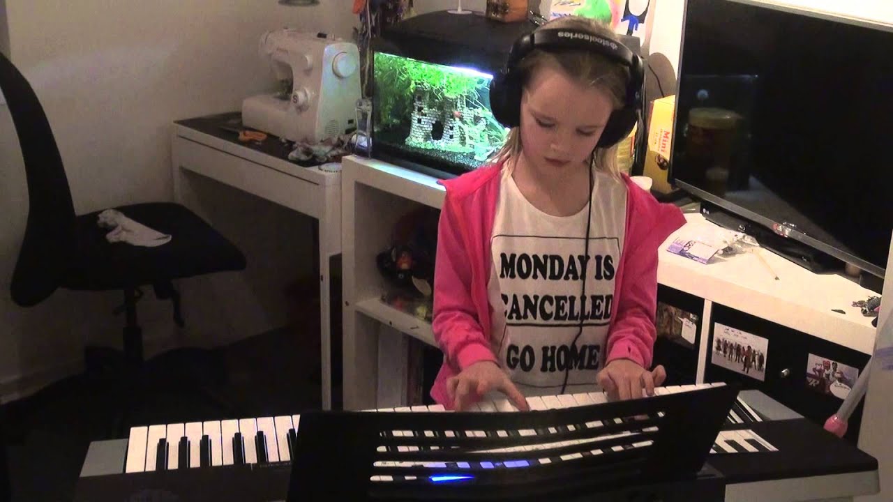 Victoria spiller klaver - YouTube