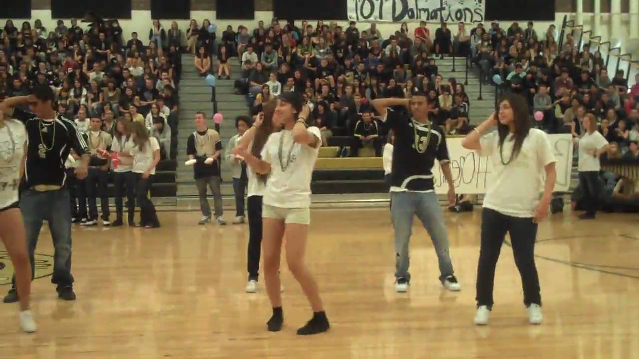 Verrado soccer pep assembly dance: boys and girls varsity - YouTube