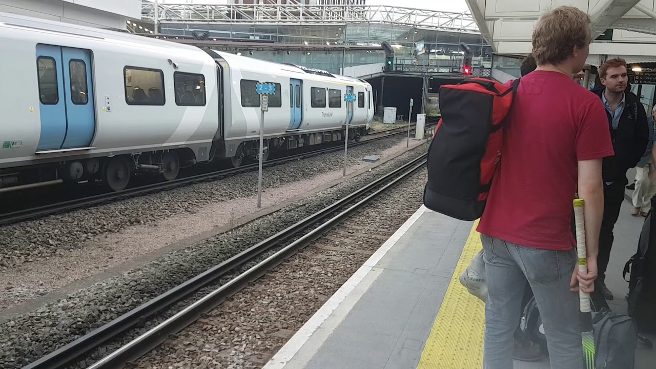 Class 700 arriving in to east Croydon - YouTube