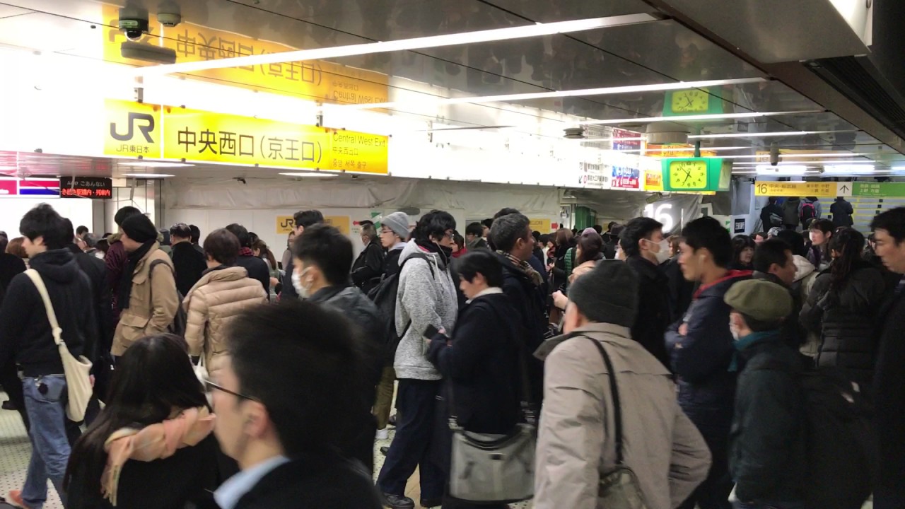Rush hour in Tokyo subway station - YouTube