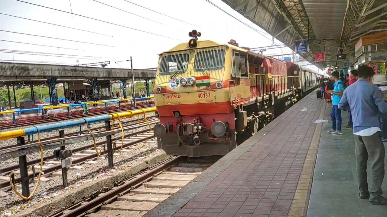 Thiruvananthapuram Hazrat Nizamuddin Superfast with ERS WDP4D arriving ...