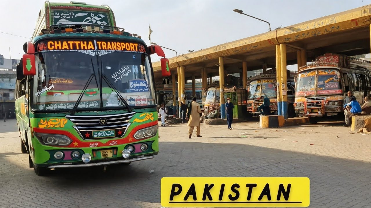 🇵🇰 Unseen Life in Bus Stand/Lari Adda Lahore Pakistan 4k walking Tour ...