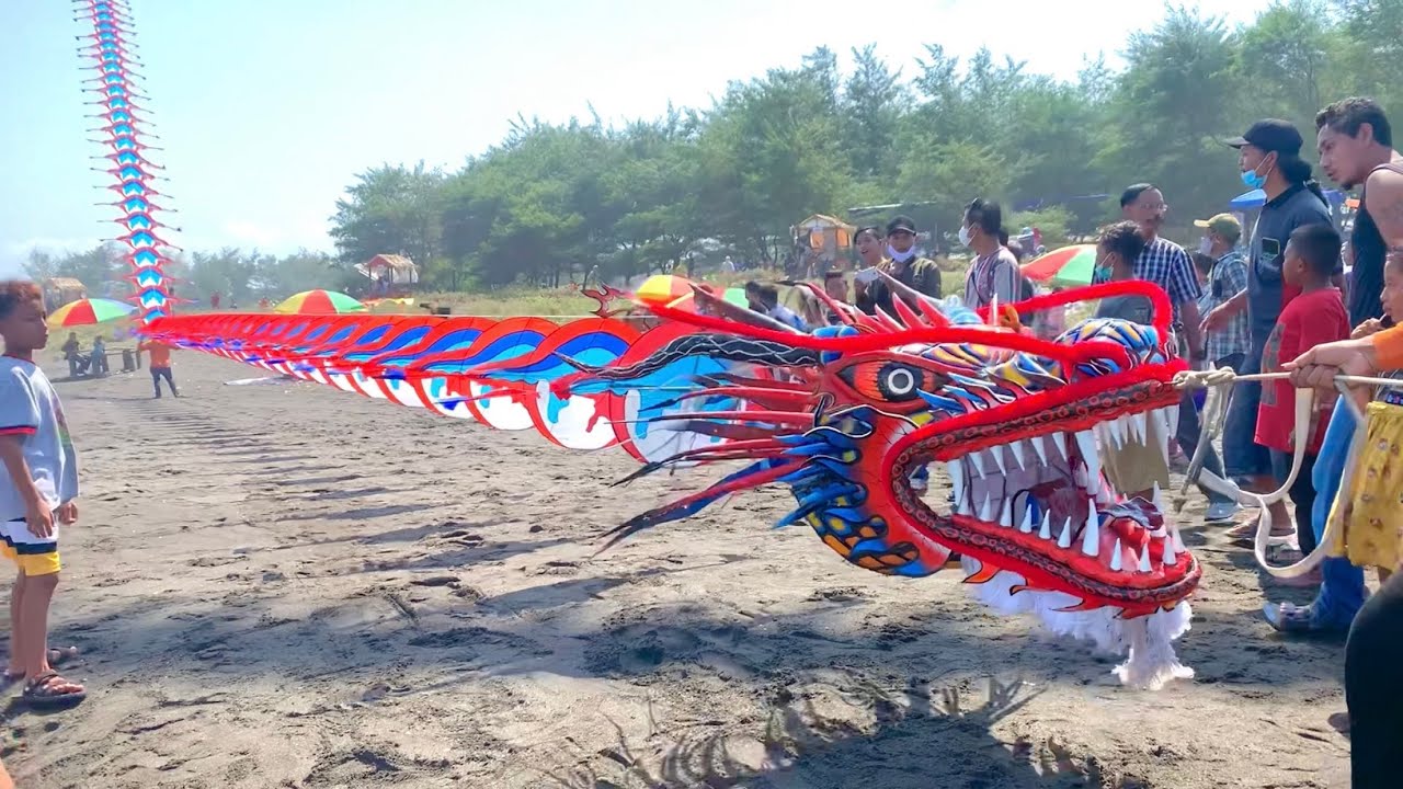 Layang-Layang Naga Unik & Besar Di Pantai Mliwis Ambal Kebumen - YouTube
