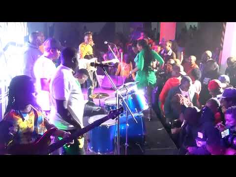 MITOTO GO CRAZY WHEN BAZU KATOMBI BROUGHT THE STAGE ON FIRE AT CAPTAINS LOUNGE !