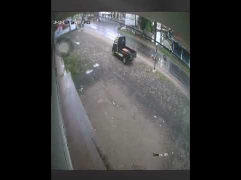 MOTOR VS TRUK INNALILLAHI PEMOTOR TEWAS DITEMPAT - YouTube