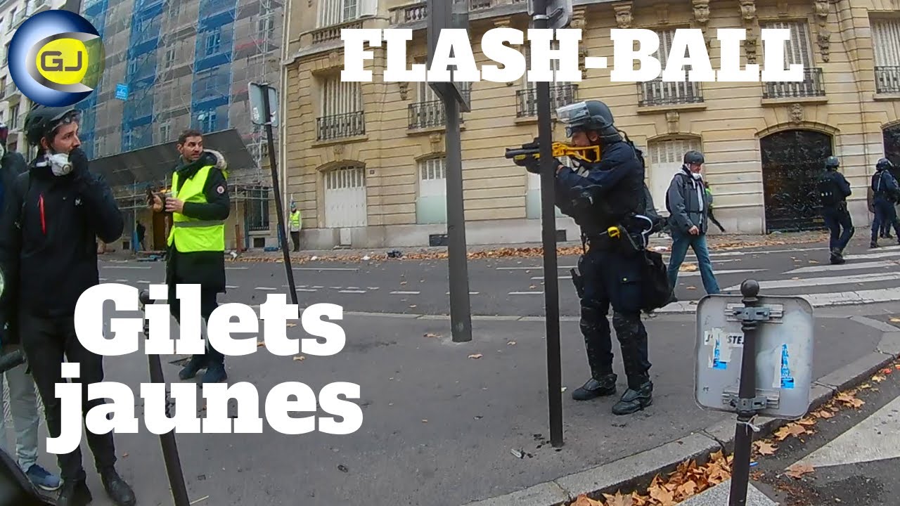 Policière tire un coup de Flash-Ball en passant, tranquille. Gilets ...