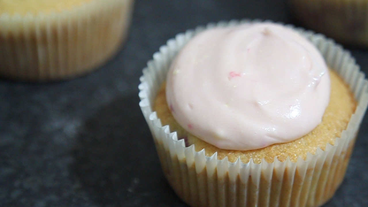 Raspberry Cupcakes w/ Raspberry Cream Cheese Frosting | Craving for ...