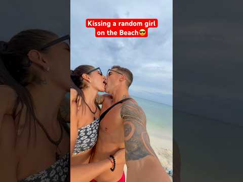 Kissing a random girl on the beach😎