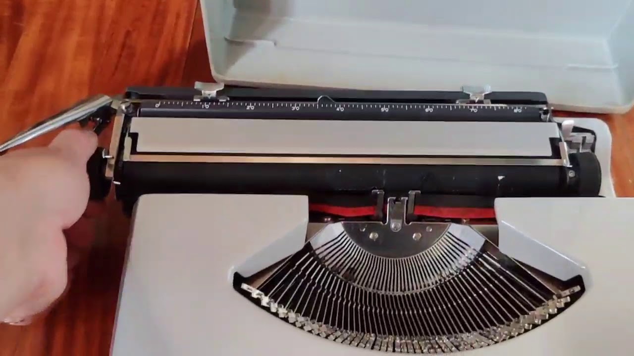 Silver Reed 750 - YouTube