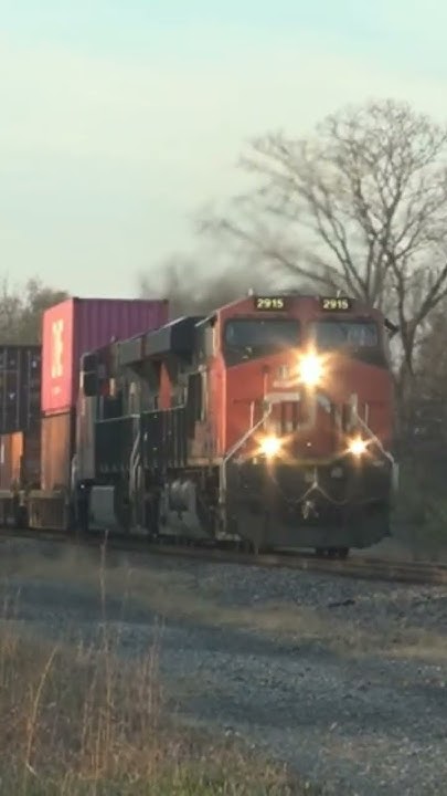 CN 2915 Horns - YouTube