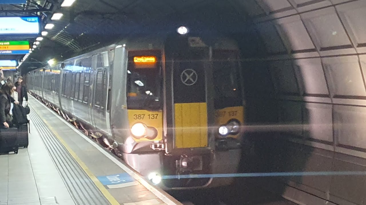 'Heathrow Express' Class 387 137 - YouTube