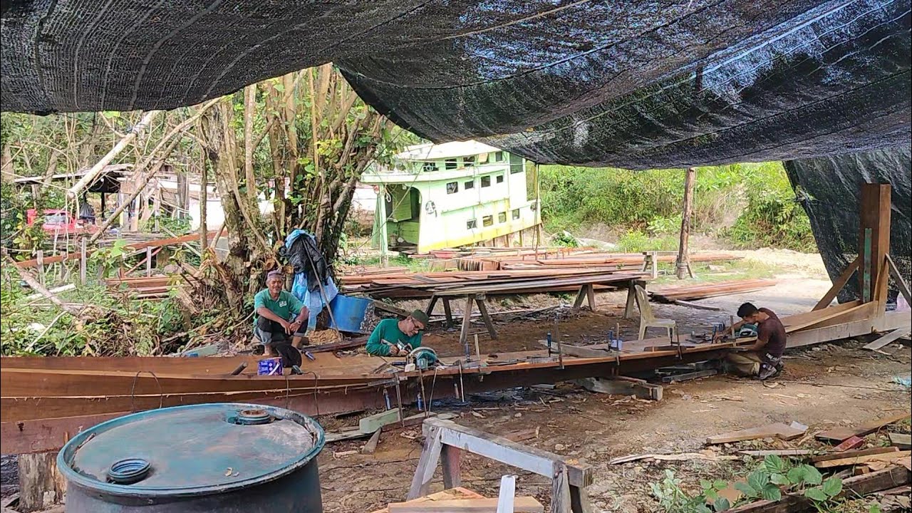 Pembinaan baru bot Pukat Jerut (MARANG IV) dalam proses 'timbal' oleh ...