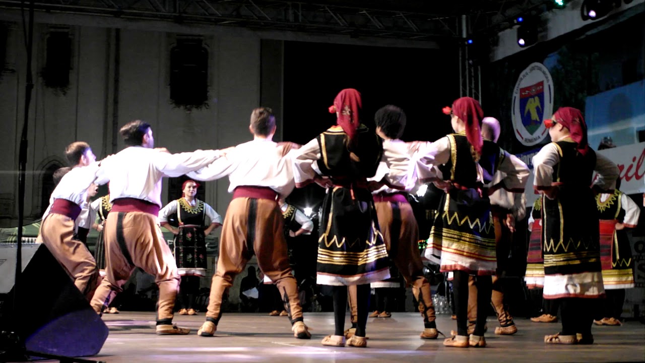 Македонски народни танци (traditional dance from Macedonia) - YouTube