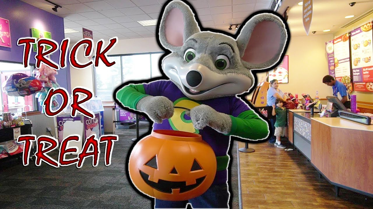 Chuck E Cheese EGGS SURPRISE CANDY | Chuck E Cheese TRICK OR TREAT 🎃 🍭🍬 ...