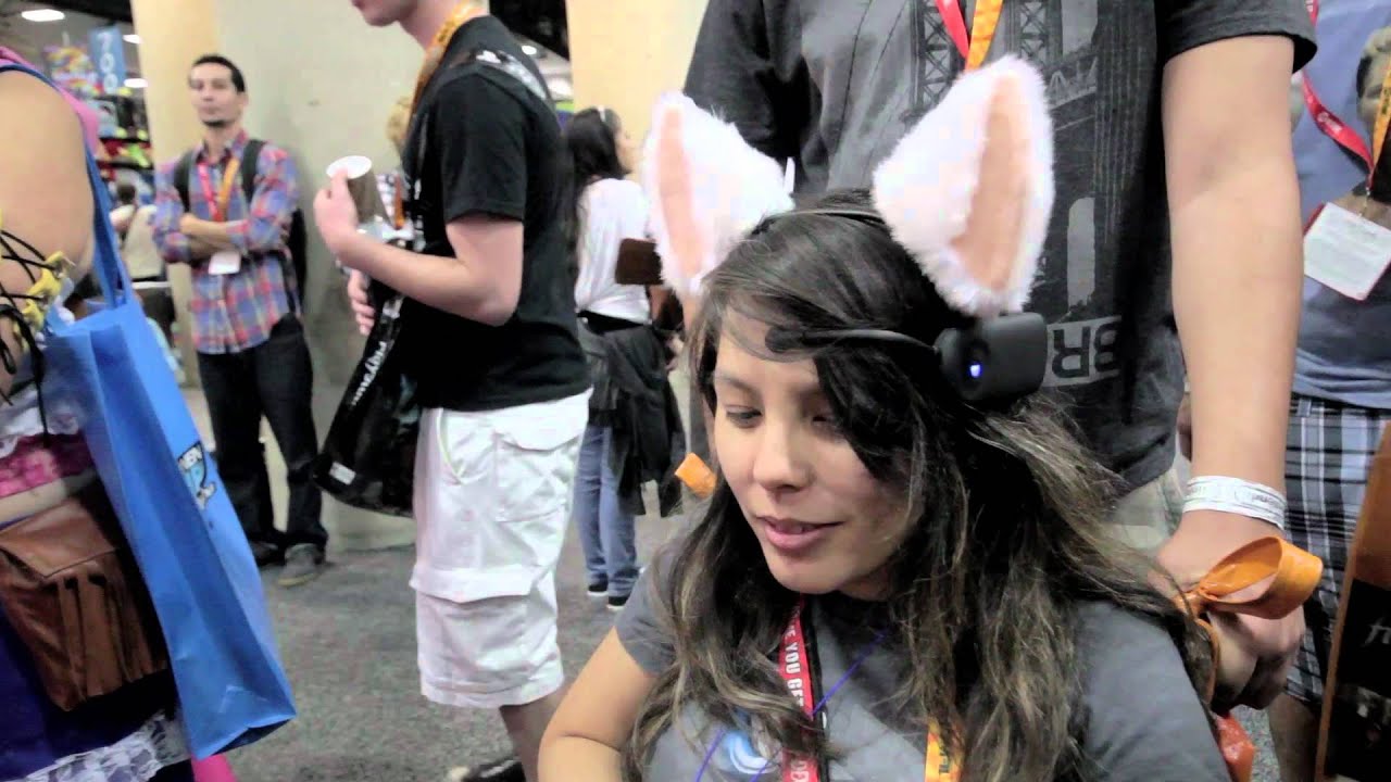 Trying out Neurowear Nekomimi at San Diego Comic-Con 2012 - YouTube